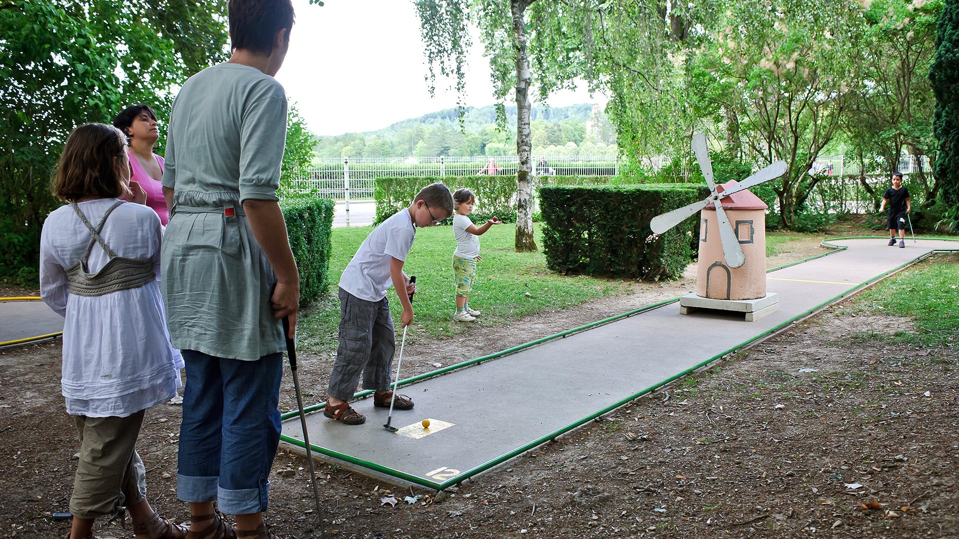 Play mini-golf in the heart of the spa park | Destination Vittel